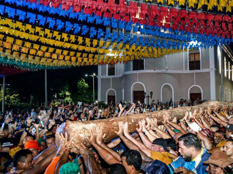 Festa do Pau da Bandeira reúne cerca de 400 mil pessoas e abre ciclo ...